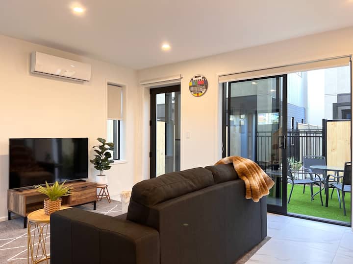 Luxury 3 Floor Townhome Near Casino And Vitoria St - West Coast