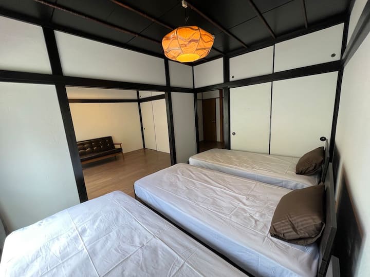 【102号室】古民家風の部屋でゴロゴロ/ベッド3台/6名まで/キッチン付き/駅6分/コンビニ1分 - Enoshima