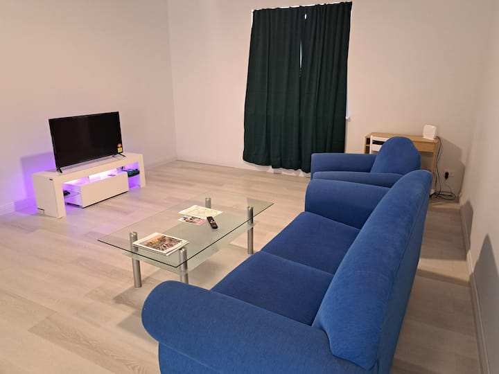 1 Room At Cheerful 4 Bedroom Home - Glenelg