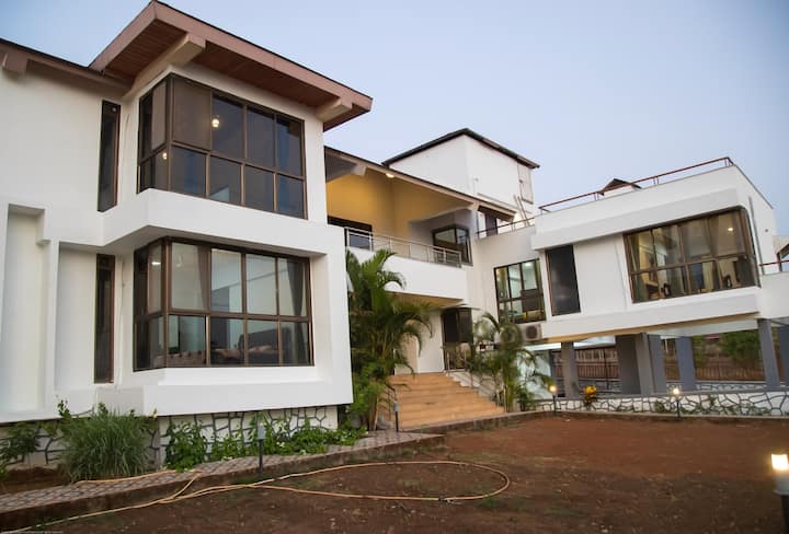 Large-luxury 4bhk Villa With Valley View Bedrooms - Igatpuri