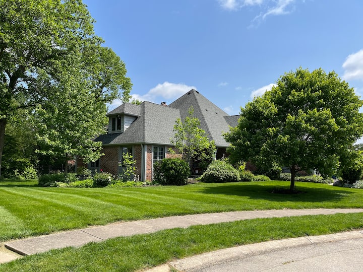 Room In Large Carmel Home Near Arts/ Entertainment - Carmel, IN