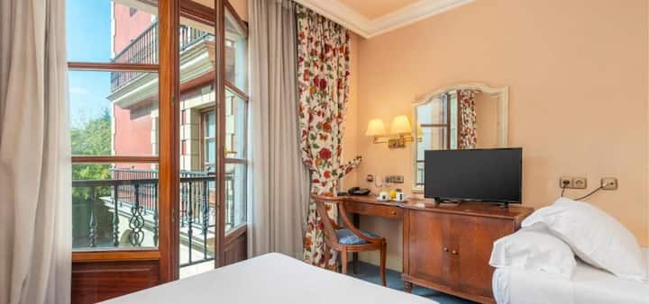 Habitación Doble Con Cama De Matrimonio En Sondika - Bilbao