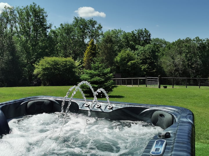 Skanda Vale @ Wellstone Cottages. Hottub. Sleep 12 - Cardigan