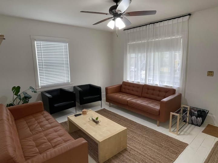 The Cozy Victorian Room - 2 Blocks From The River - Sacramento, CA