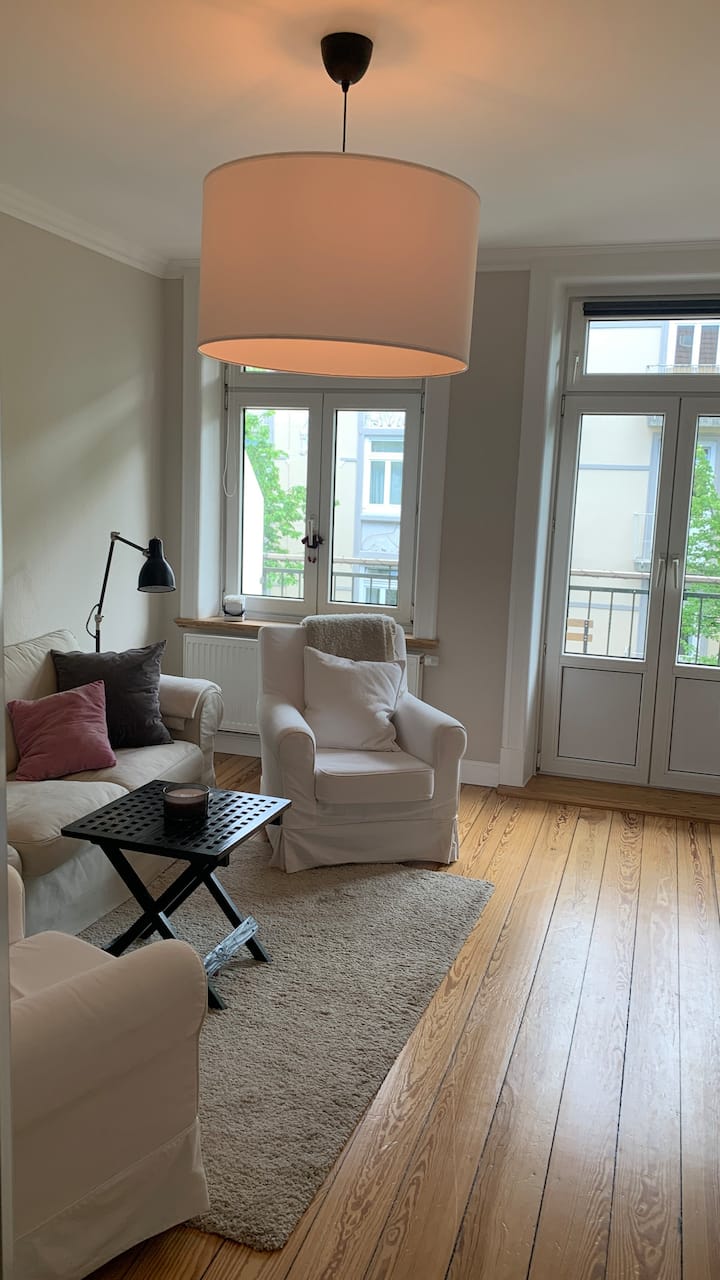 Schönes Altbau-apartment Eimsbüttel Mit Balkon - Hambourg
