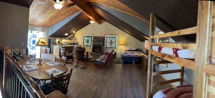 Feathergrass Studio Is A Welcoming 1-room Loft - Hot Springs, SD