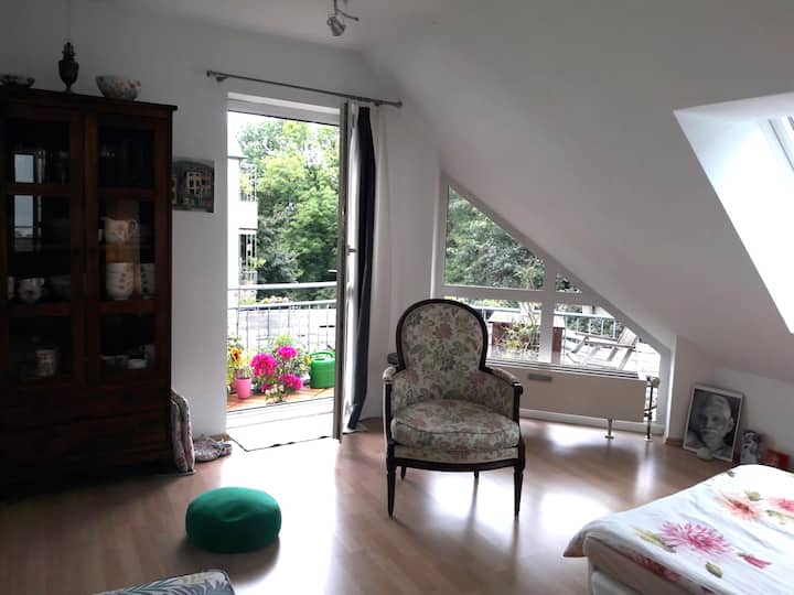 Lichtdurchflutete Wohnung Mit Sonnigem Balkon - München