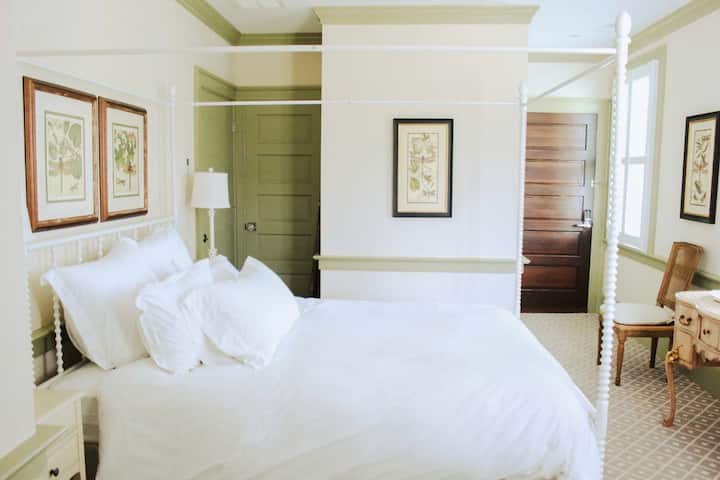 Farmhouse Elegance: Historic Inn Retreat Room 202 - Columbia, MD