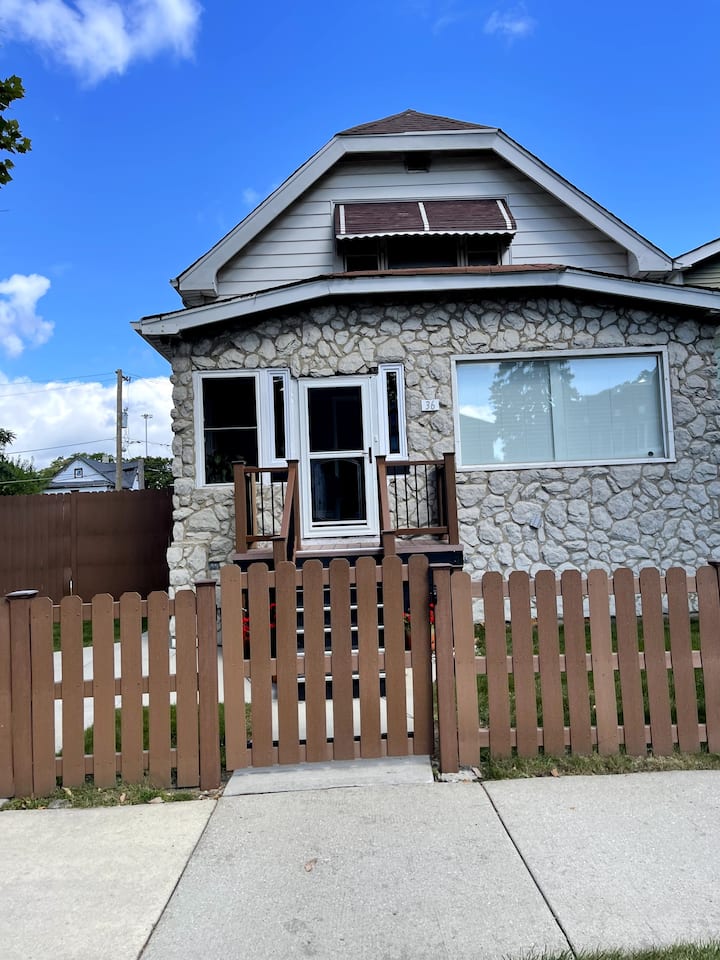 420 Friendly Apt With 2 Queens,1full Roller,1 Twin - South Deering - Chicago