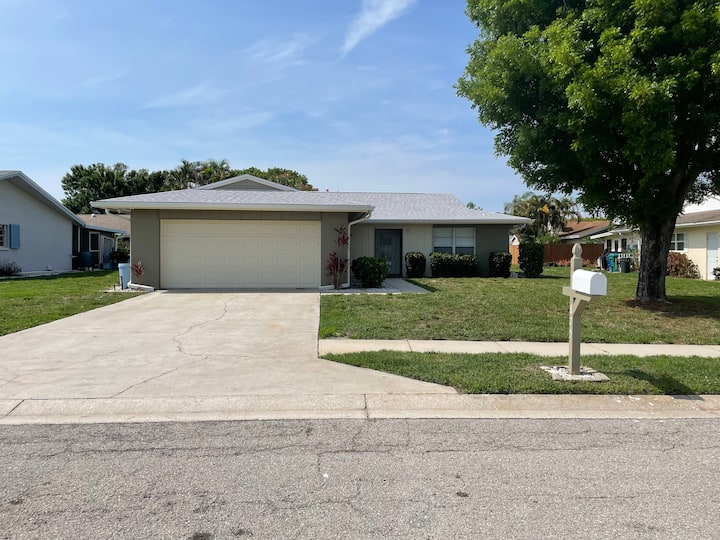 Comfy, 2/2 W/office, Sleeps 11 In Center Of Swfl - Fort Myers, FL