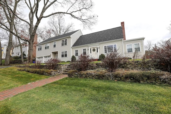 Spacious, Family Friendly 3700 Sq Ft W/ Great Yard - Manchester, NH