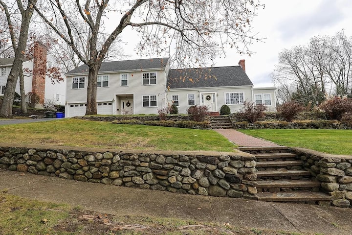 Spacious, Family Friendly 3700 Sq Ft W/ Great Yard - Manchester, NH
