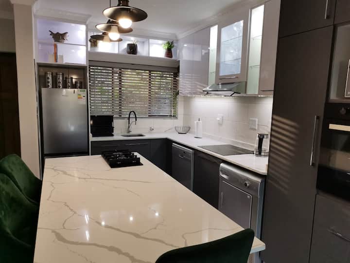 A Charming 2-bedroom Condo With Sea Views. - Ballito