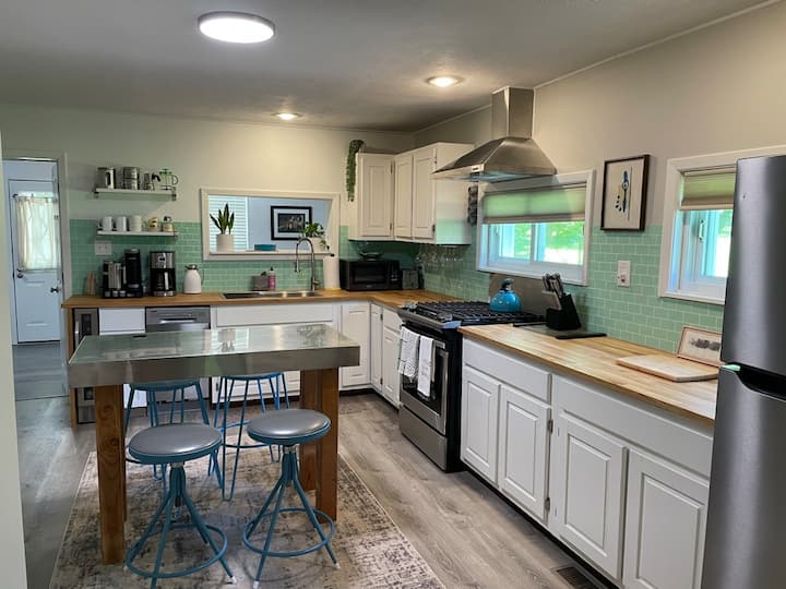Cheerful 2-bedroom Cottage 6 Minutes To Iu Campus - Bloomington, IN