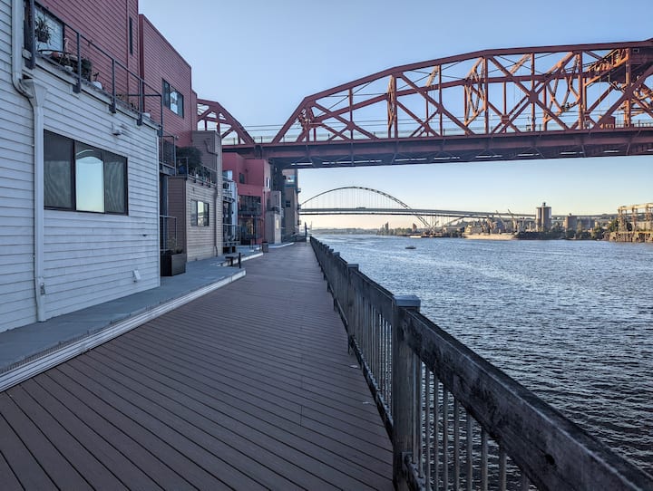 Downtown Condo Along River W/hottub And Parking - Portland, OR