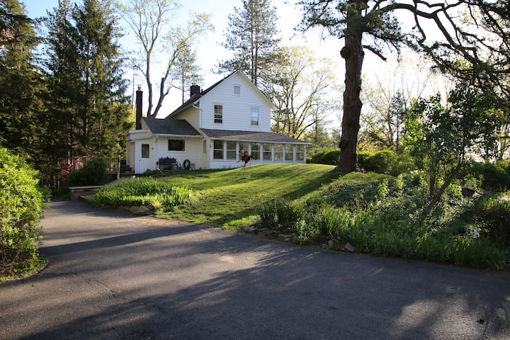Cozy 1920 3 Bdrm Farmhouse - Saugerties, NY