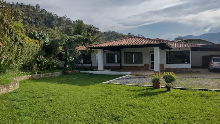 Espectacular Casa Campestre A 5 Minutos Del Retiro - La Ceja