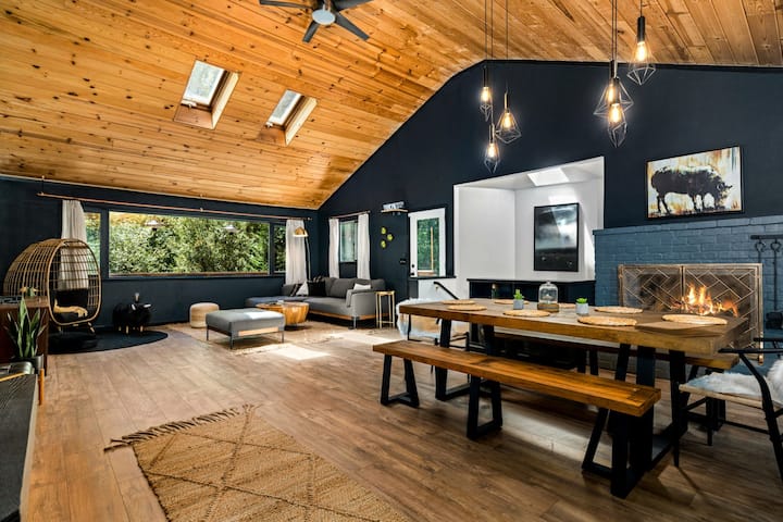 The Black Sheep Cabin-hot Tub & 12ft Movie Screen! - Guerneville, CA