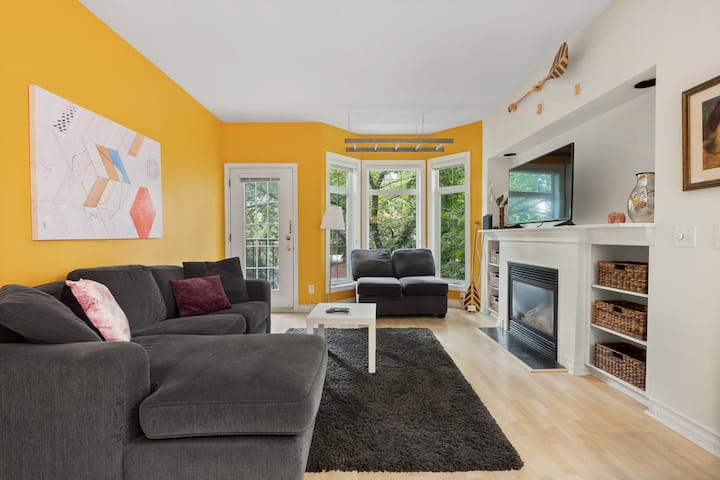 Urban Beltline Townhouse! Free Parking + Patio - Calgary