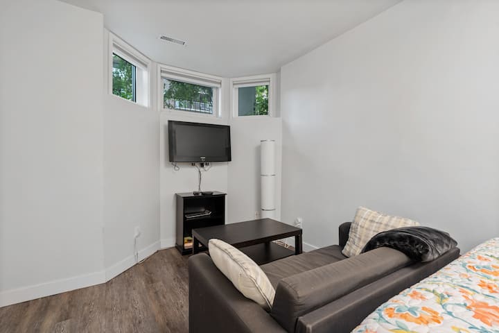 Urban Beltline Suite Near 17th Ave + Parking - Mount Royal University