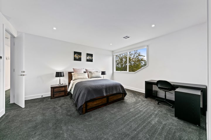 Modern & Spacious 4br W/ Private Gym And Pool - Clyde North