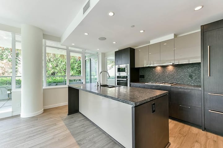Luxury Unfurnished Condo For Long Term Stays - West Vancouver