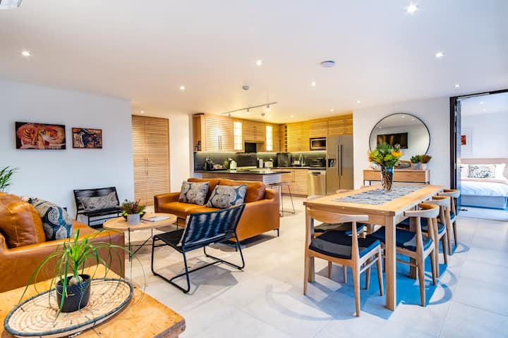 4-bedroom Serviced Apartment With Balcony. - Kaapstad