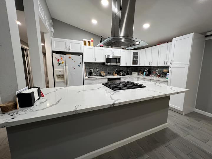 Homey  Bedroom In Newly Remodeled Home - Santa Clarita, CA