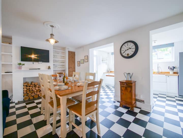 Discover Dartmouth - 3 Bedroom House With Parking - 다트머스