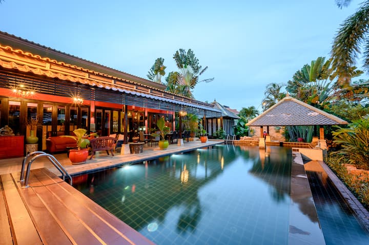 Unique Pool Garden Villa For 12 W/ Beach 5min Walk - Pattaya