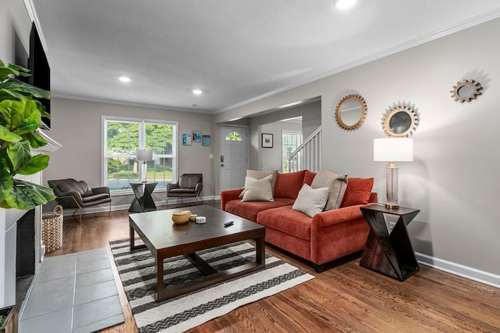 Roomy 5br Home|king Beds|safe|mins To Attractions - Longview Lake, MO