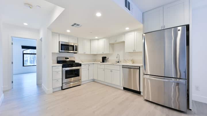 Lovely Beachside 2-bedroom Apartment - Venice Beach, CA