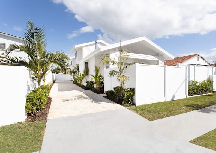 Medium Term Luxe Burleigh Villa A- Pet Friendly - Gold Coast