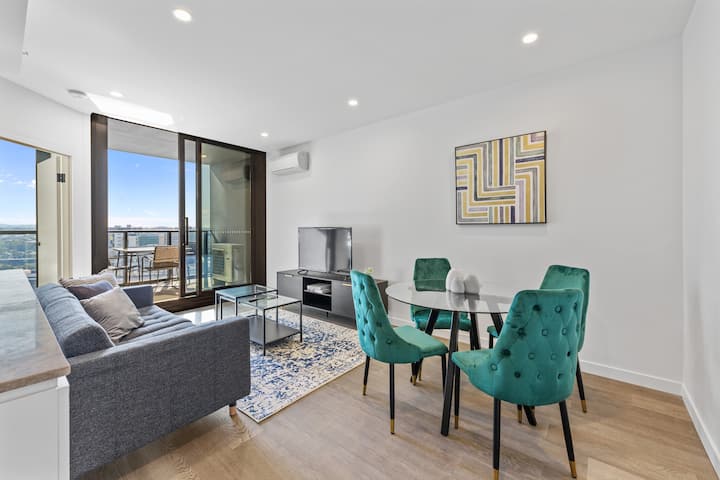 Stylish Valley Pad W Mountain Views & Rooftop Pool - Brisbane