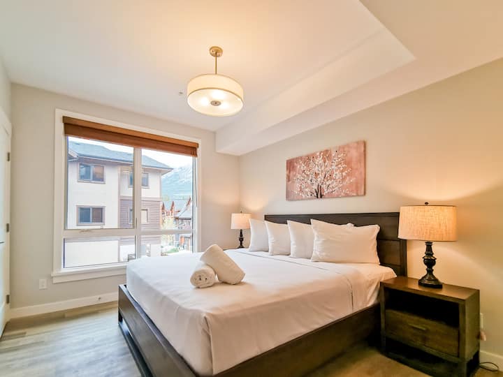 New 1 Br King Condo Dt Canmore, Parking, Hot Tub - Canmore