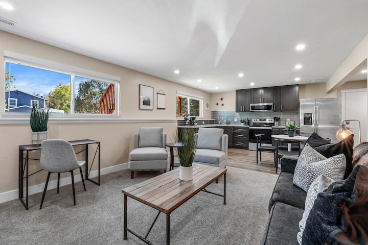 Super Cute, Modern 1 Bedroom, Amazing Location! - Colorado Springs