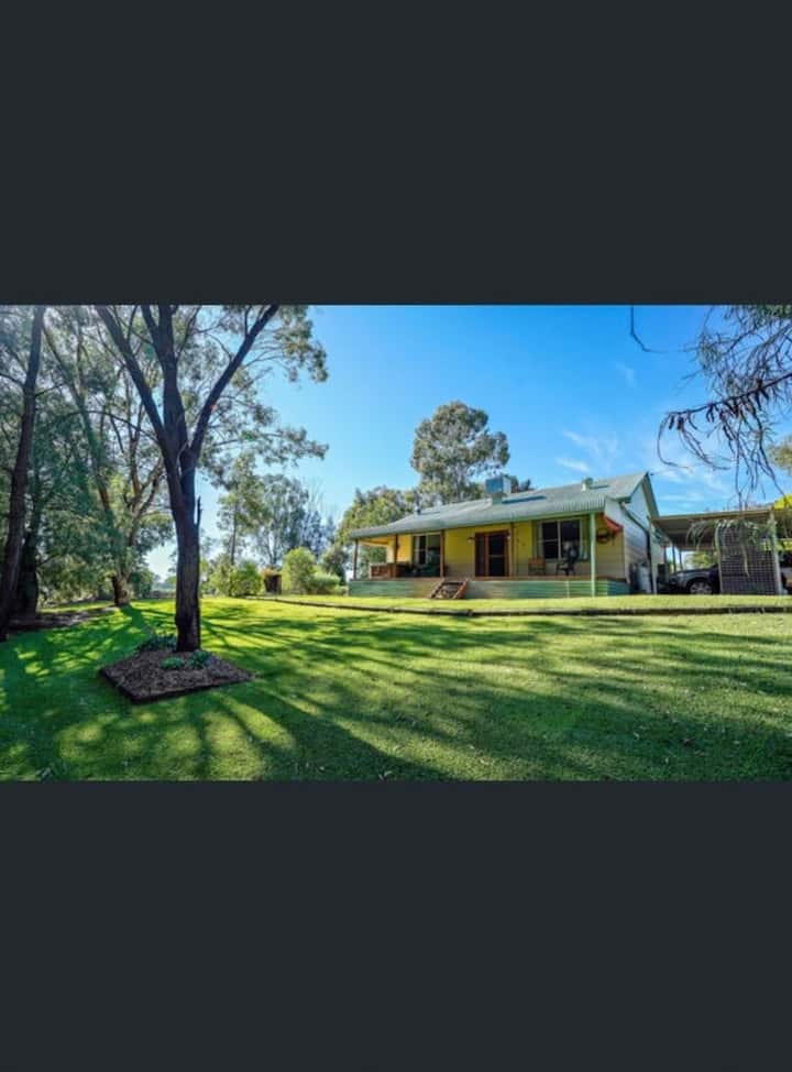 Cheerful 3 Bedroom River Cottage Inc Private Beach - 더보