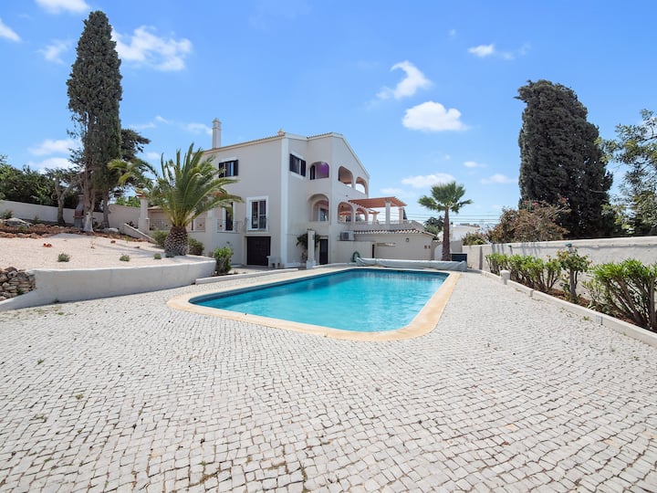 Moradia Tradicional De 4 Quartos Com Piscina - Algarve