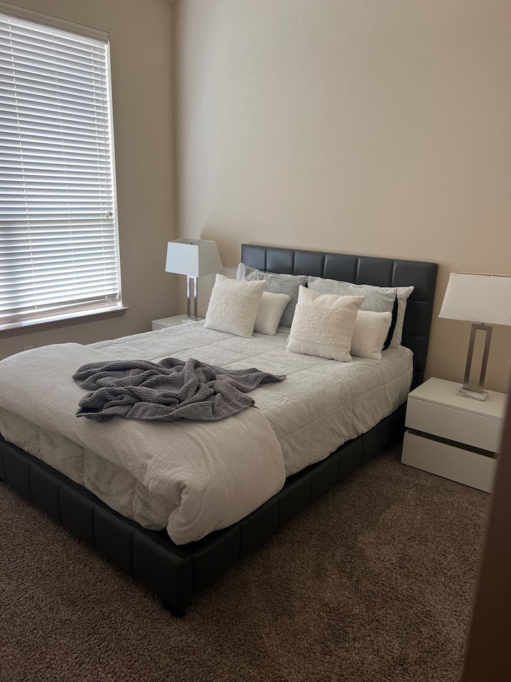 Stylish Queen Size Bedroom 5 Min From Lake - Rockwall, TX