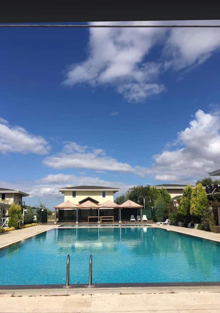 Havuz Olanağı Sunan Rahat Villa - Silivri