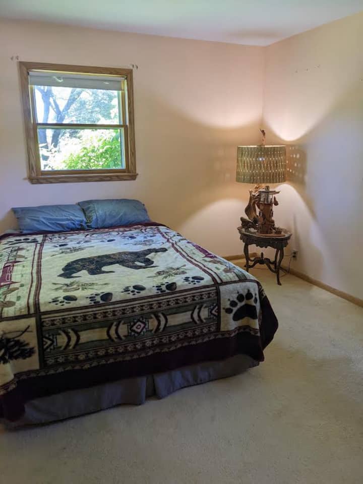 Cheerful 1- Bedroom Home Near Eaa - Oshkosh, WI