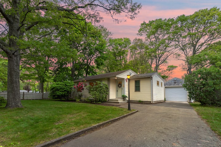 Private Haven Close To Shops And Beaches - Barnstable, MA