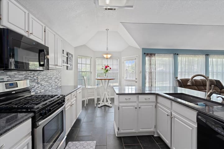 Lovely Leander Home In Quiet Area - Leander, TX