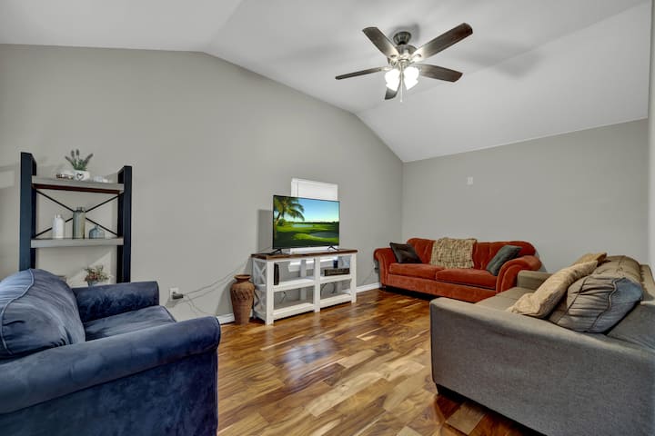 Cozy 2-bedroom Home With Free Parking Spots - New Braunfels, TX