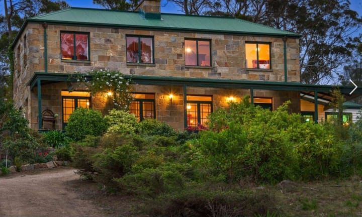 Stunning Sandstone Home With Water Views & Tennis - Hobart