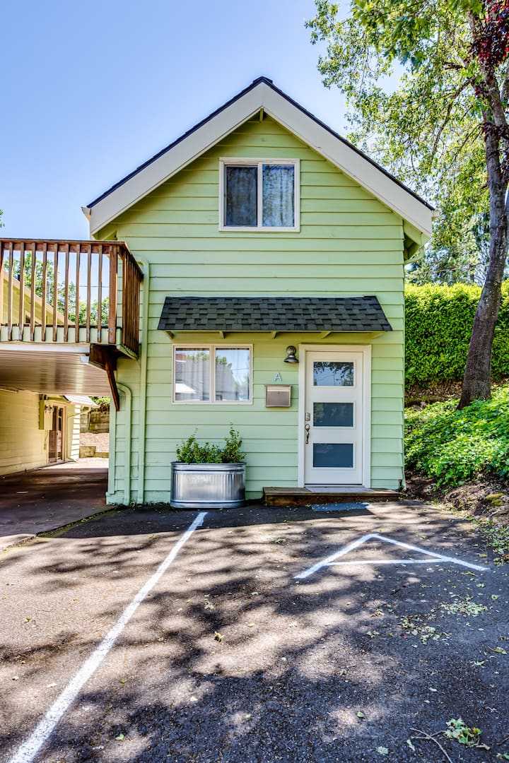 Cheerful Loft Bedroom With Washer/dryer & Parking - Eugene, OR