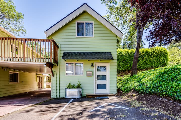 Cheerful Loft Bedroom With Washer/dryer & Parking - Eugene, OR