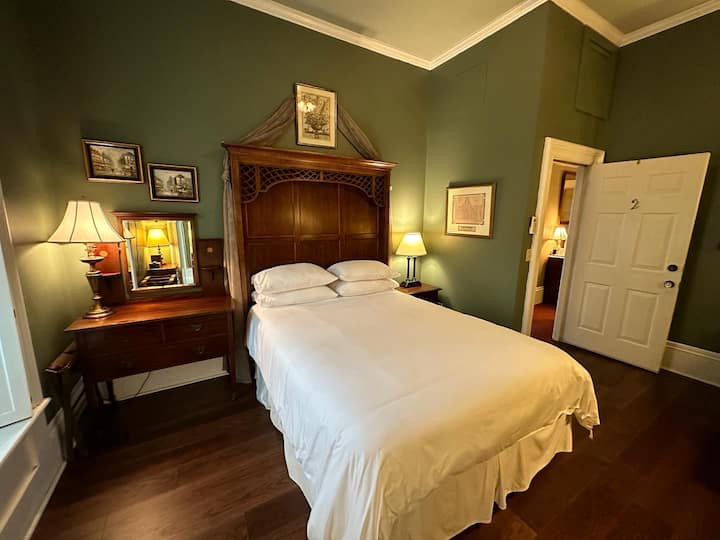 Joshua Wilton House - Room 2: The Den - Harrisonburg, VA