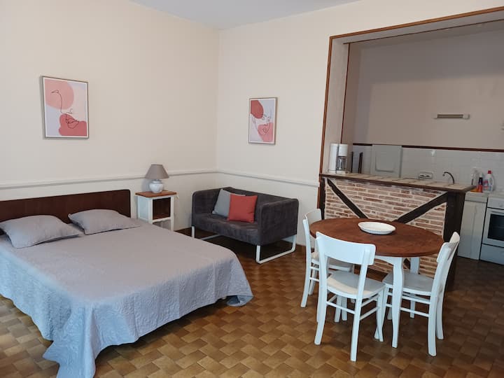 Joli Studio Meublé - Martel