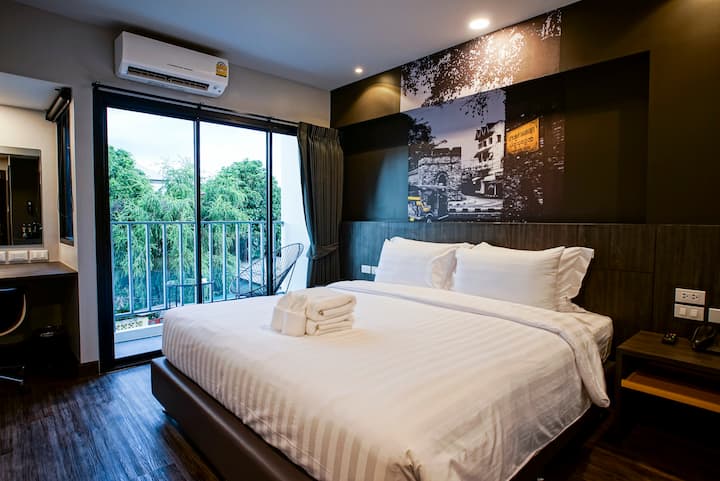 Balcony Room / City View / Old City / Thapae Gate - Chiang Mai